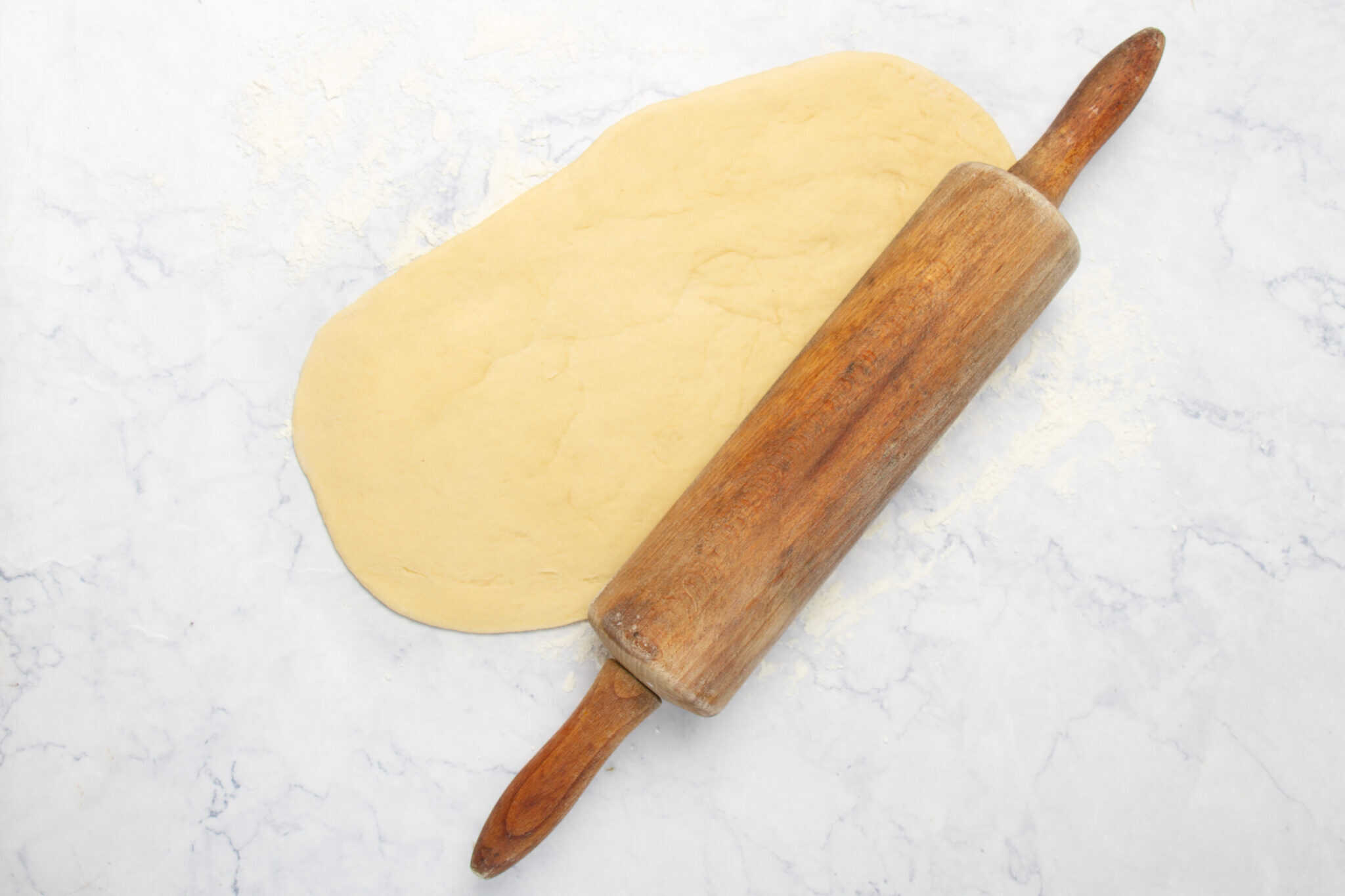 How To Roll And Shape Cinnamon Roll Dough Like A Pro - Oh So Foodie
